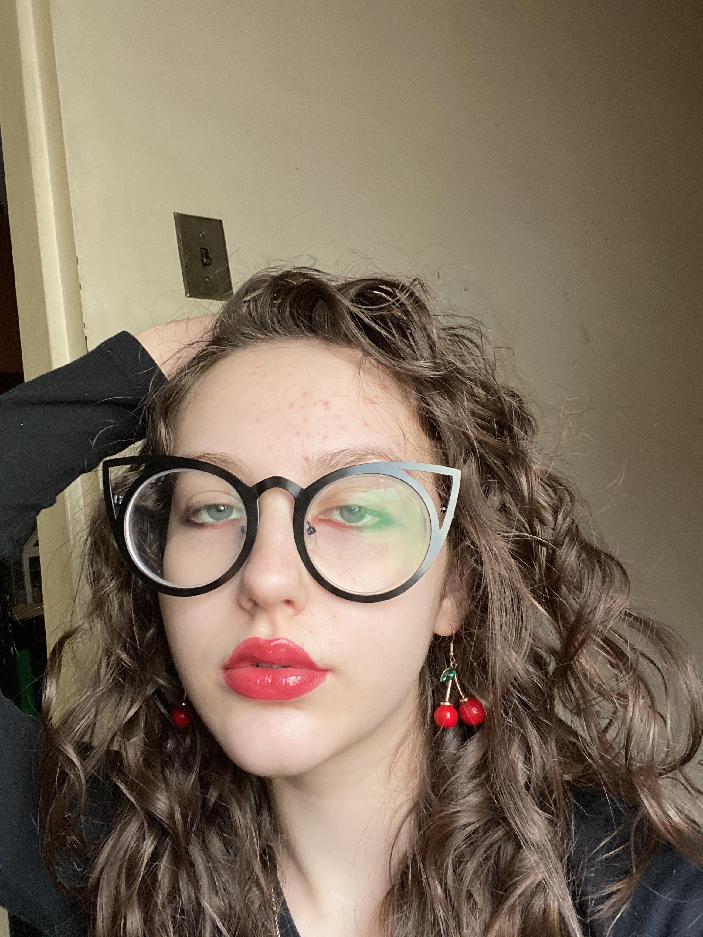 [15f] i like wearing lipstick :) | Scrolller