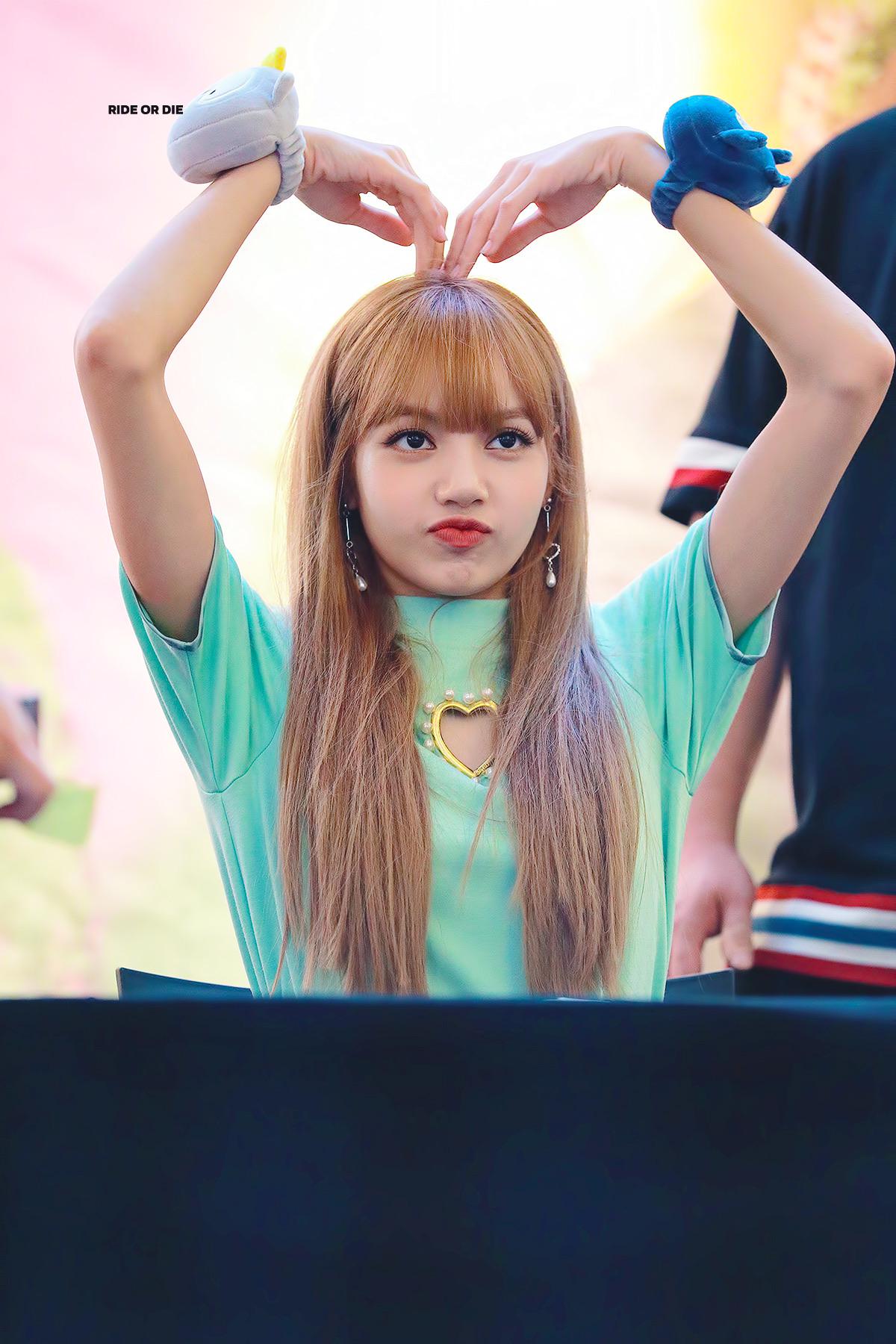 180708 Lisa | Scrolller