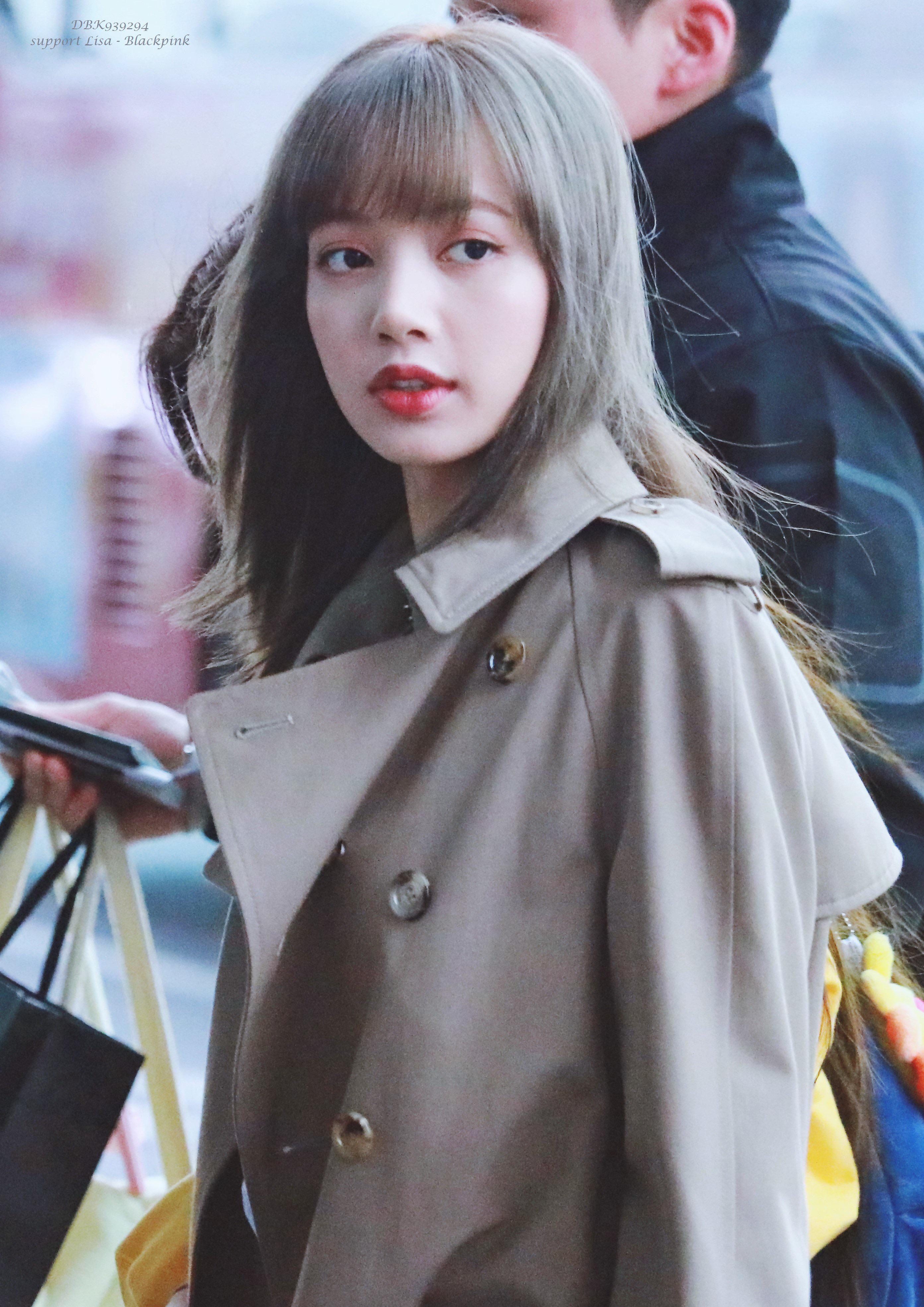 190409 Lisa | Scrolller