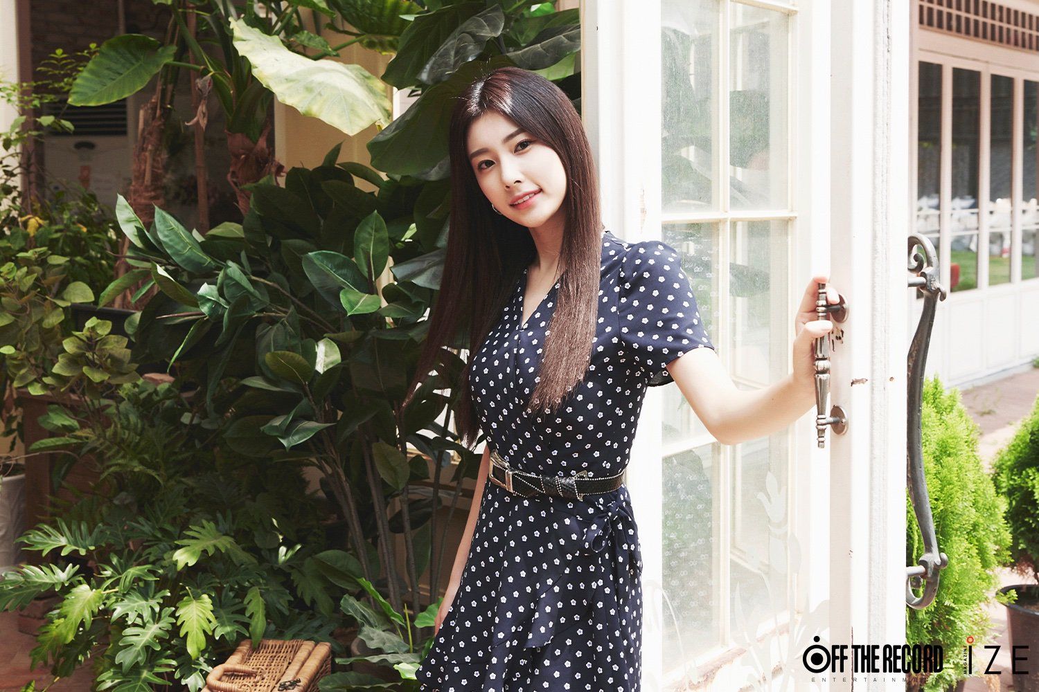 190830 Hyewon - IZ*ONE X IZE PHOTOBOOK | Scrolller