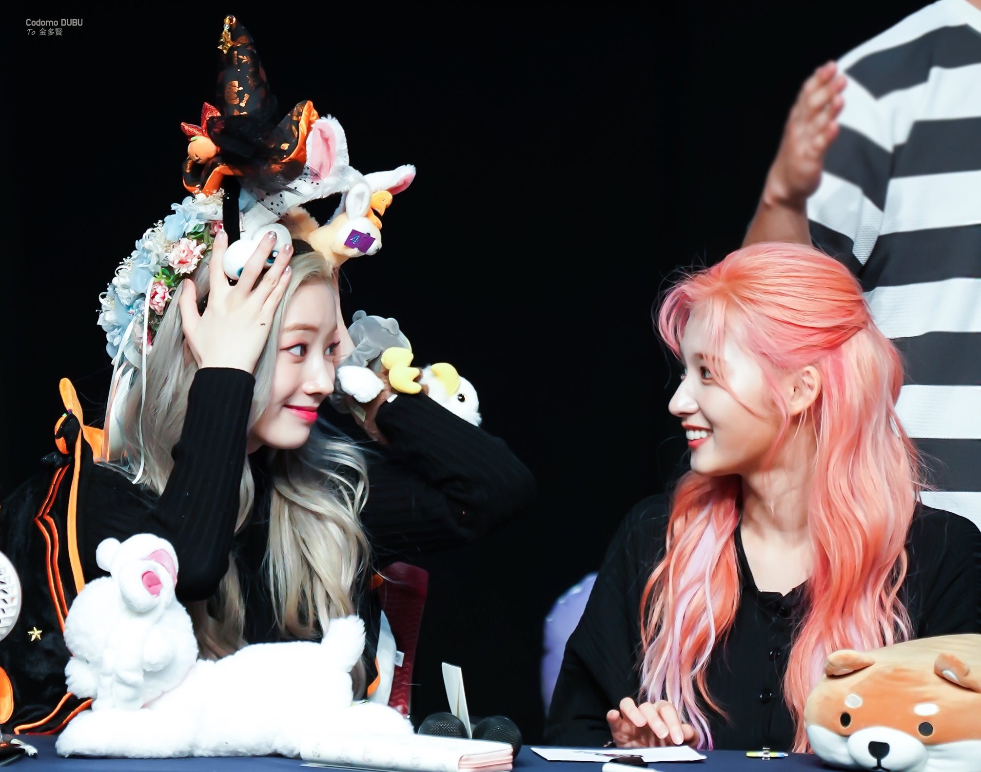 191005 Sana and Dahyun | Scrolller