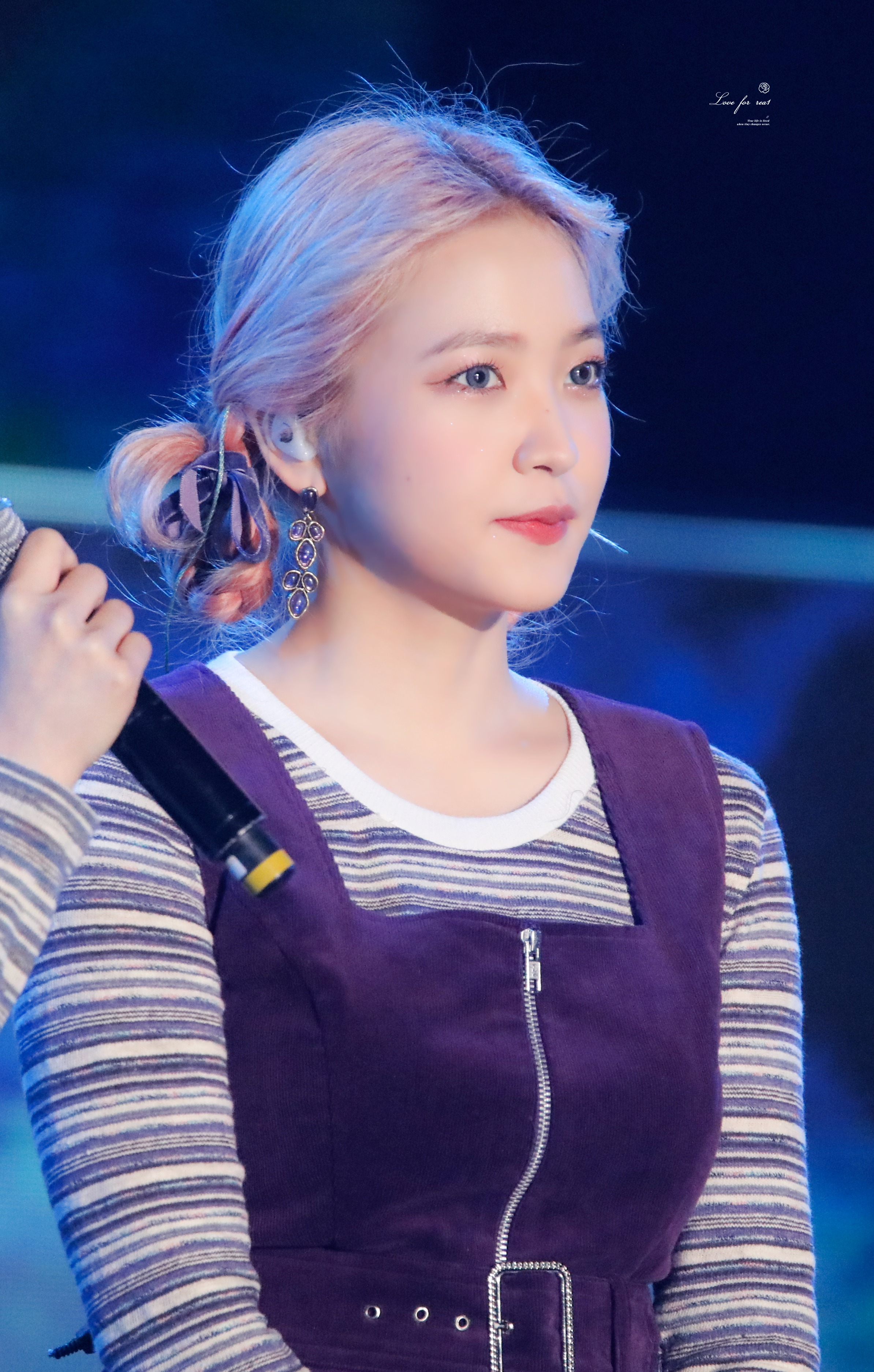 191012 Yeri | Scrolller
