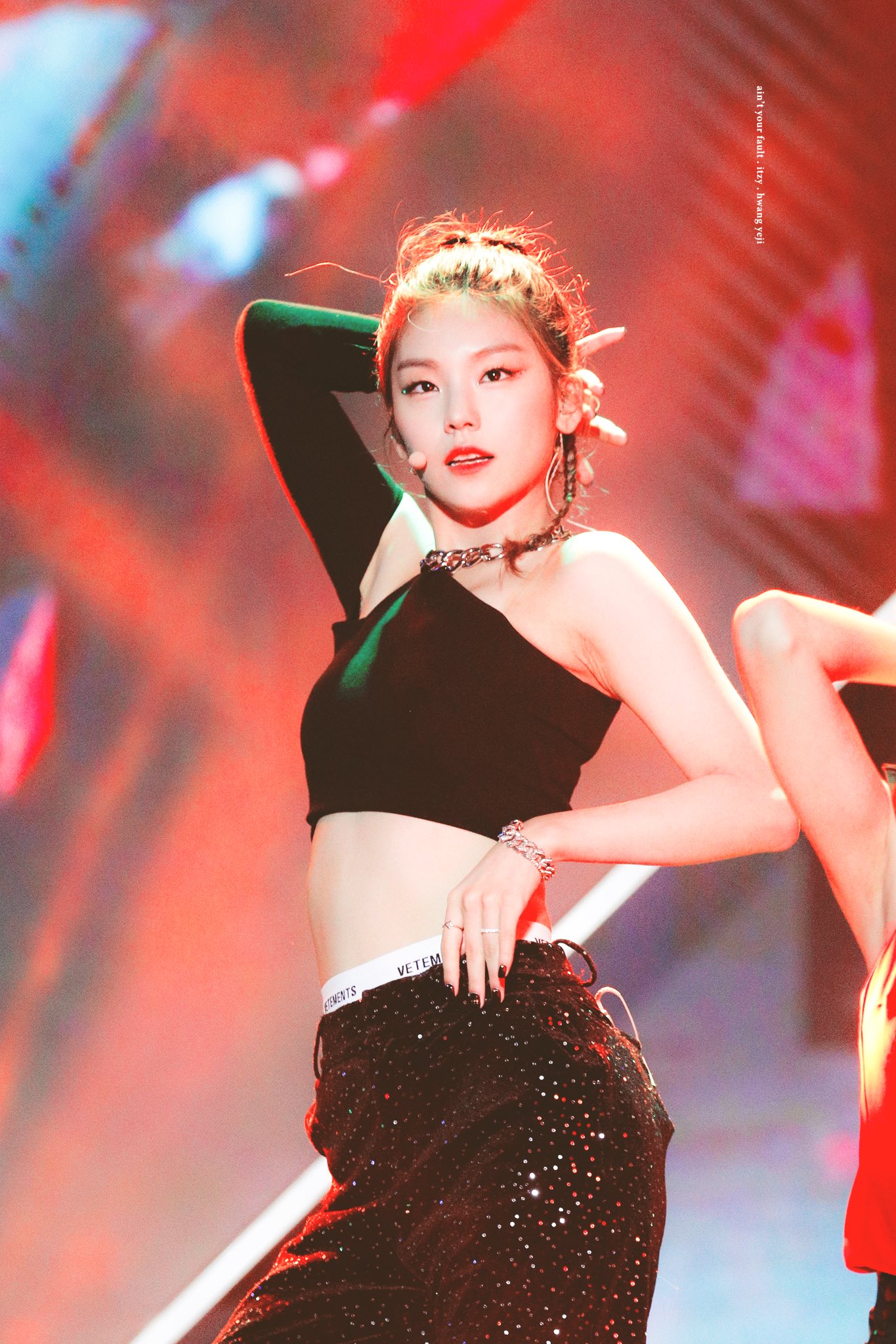 191126 Yeji | Scrolller