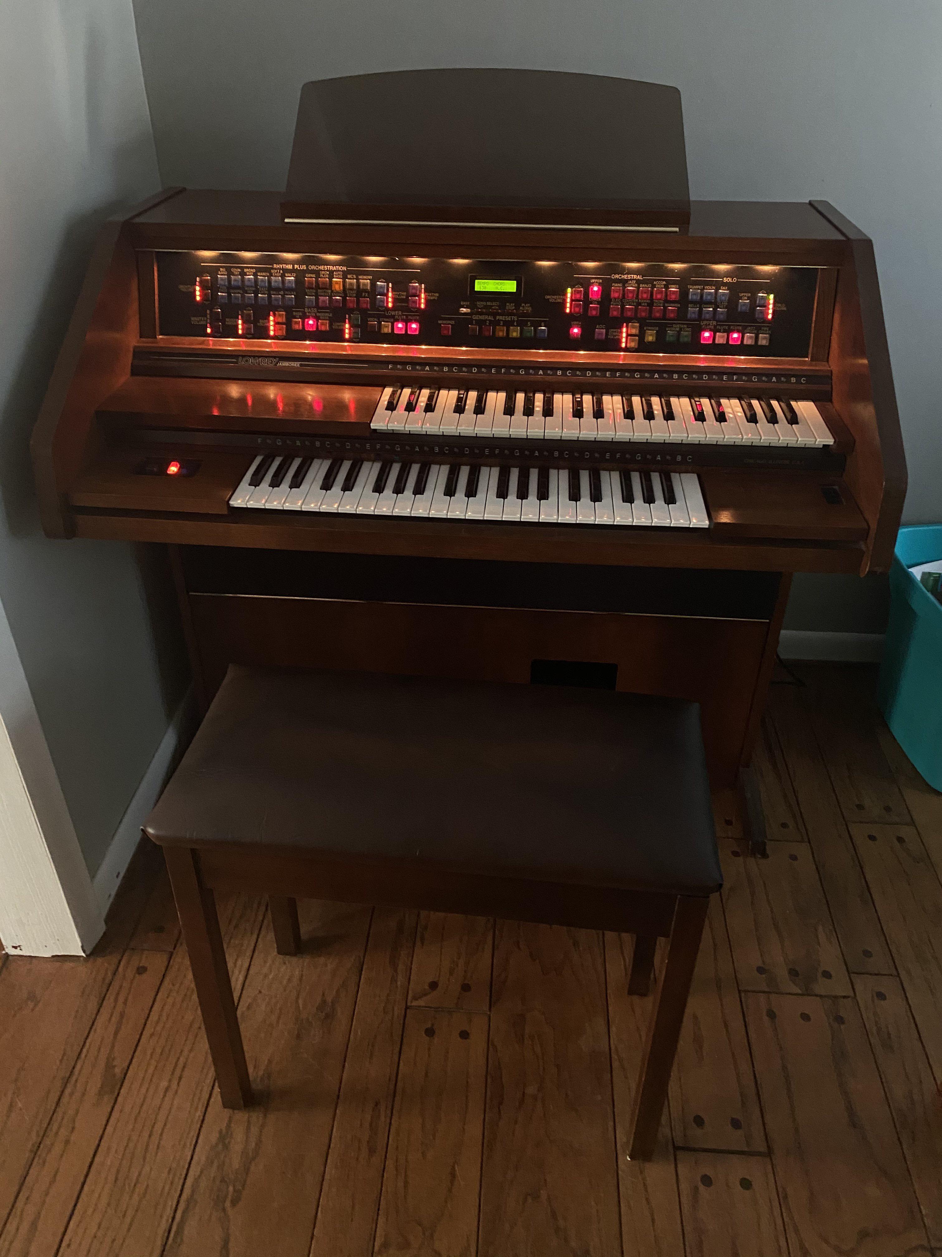 1990s lowrey organ, perfect condition | Scrolller