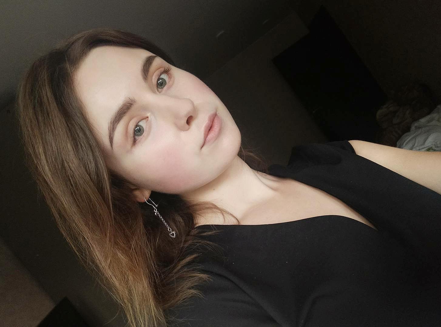 [19F] 🌹🖤 | Scrolller