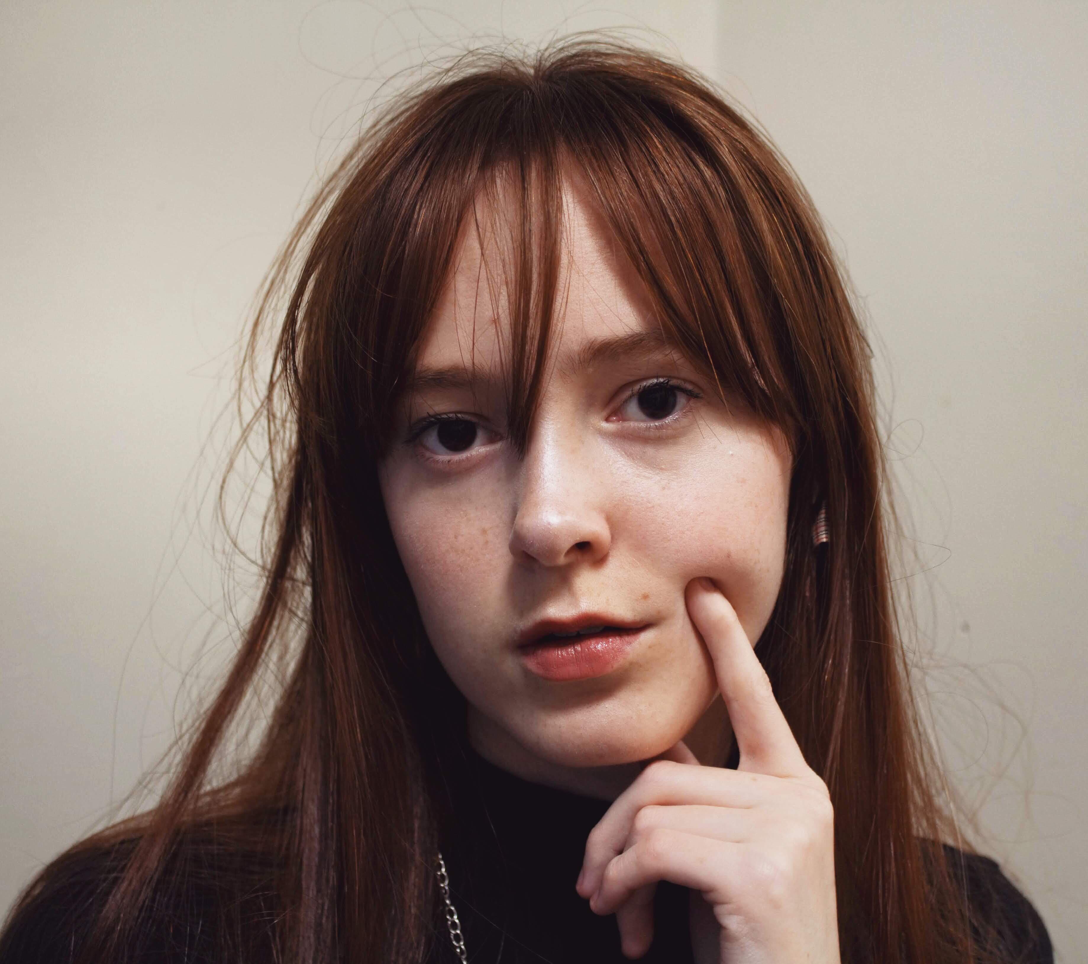 (19F) chilling at home 🍁 | Scrolller