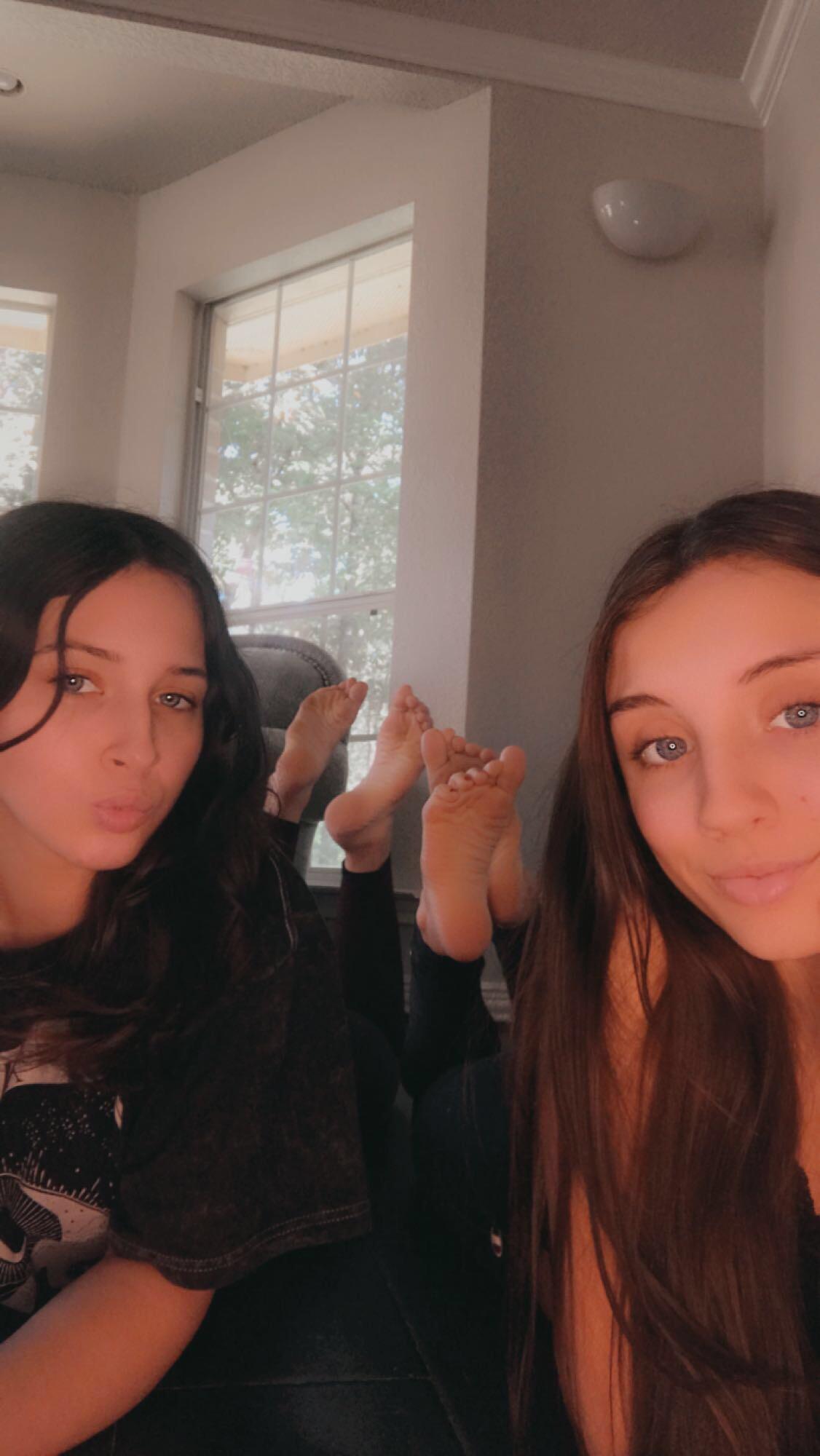 2 babes in the pose 👅 | Scrolller