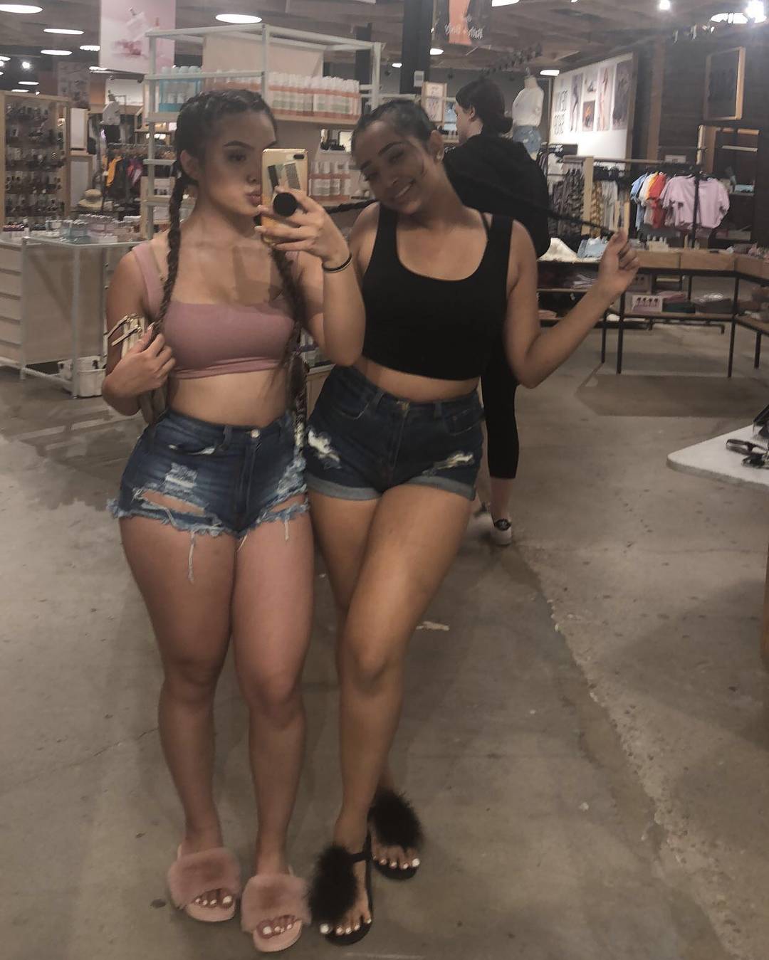 2 Hotties | Scrolller