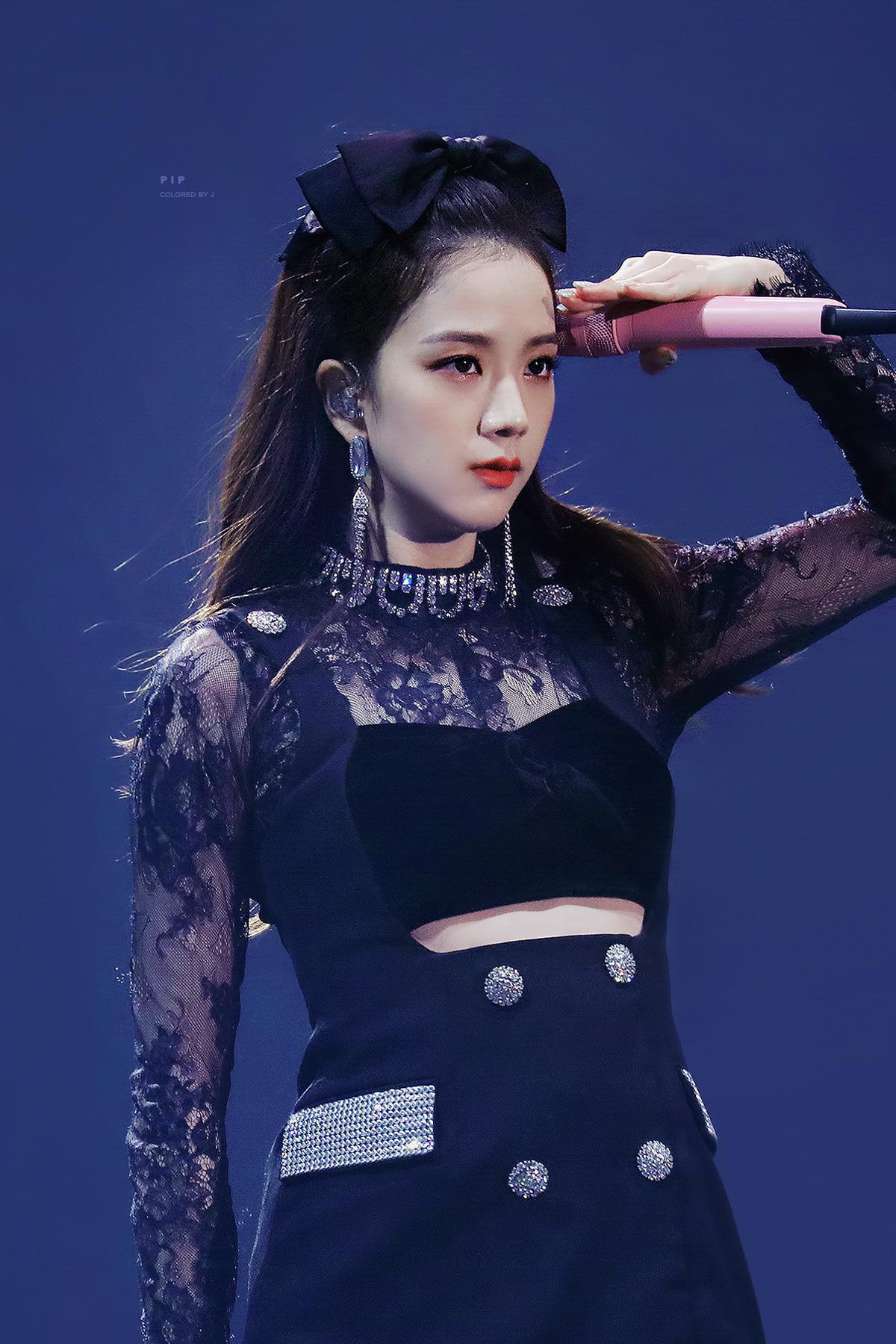 200104 / 200105 Jisoo | Scrolller