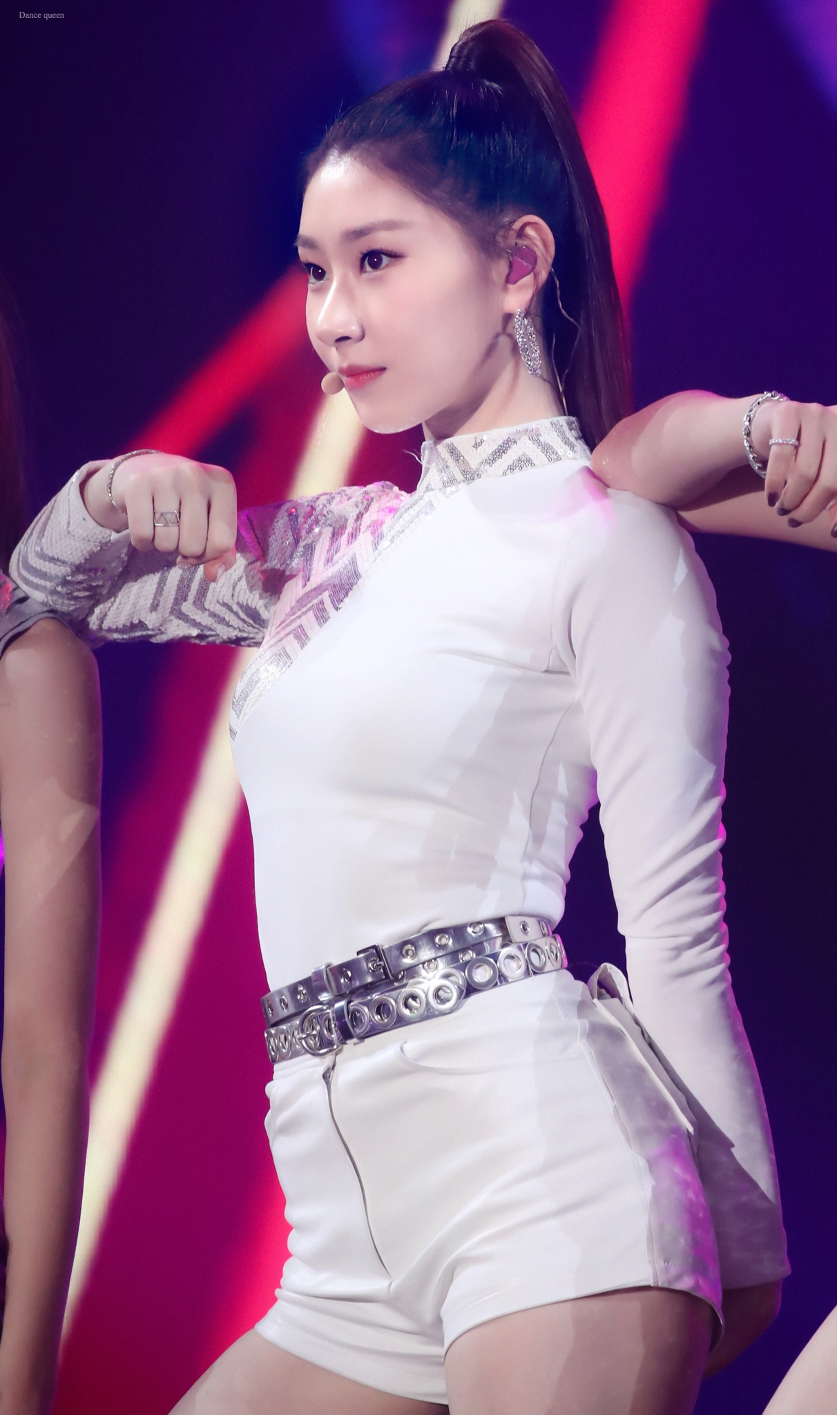 200104 Chaeryeong | Scrolller