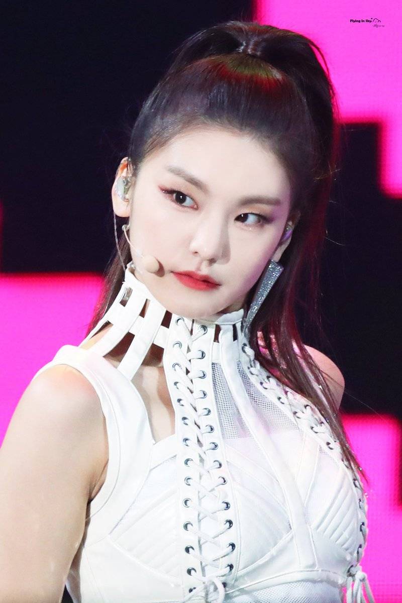 200104 Yeji | Scrolller