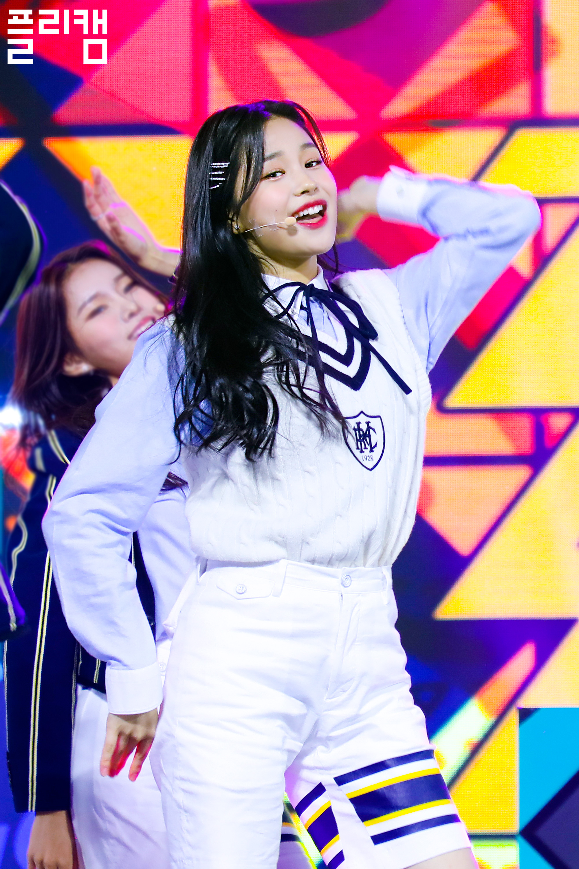 201110 [Jihan] Simply K-Pop Behind Photo | Scrolller