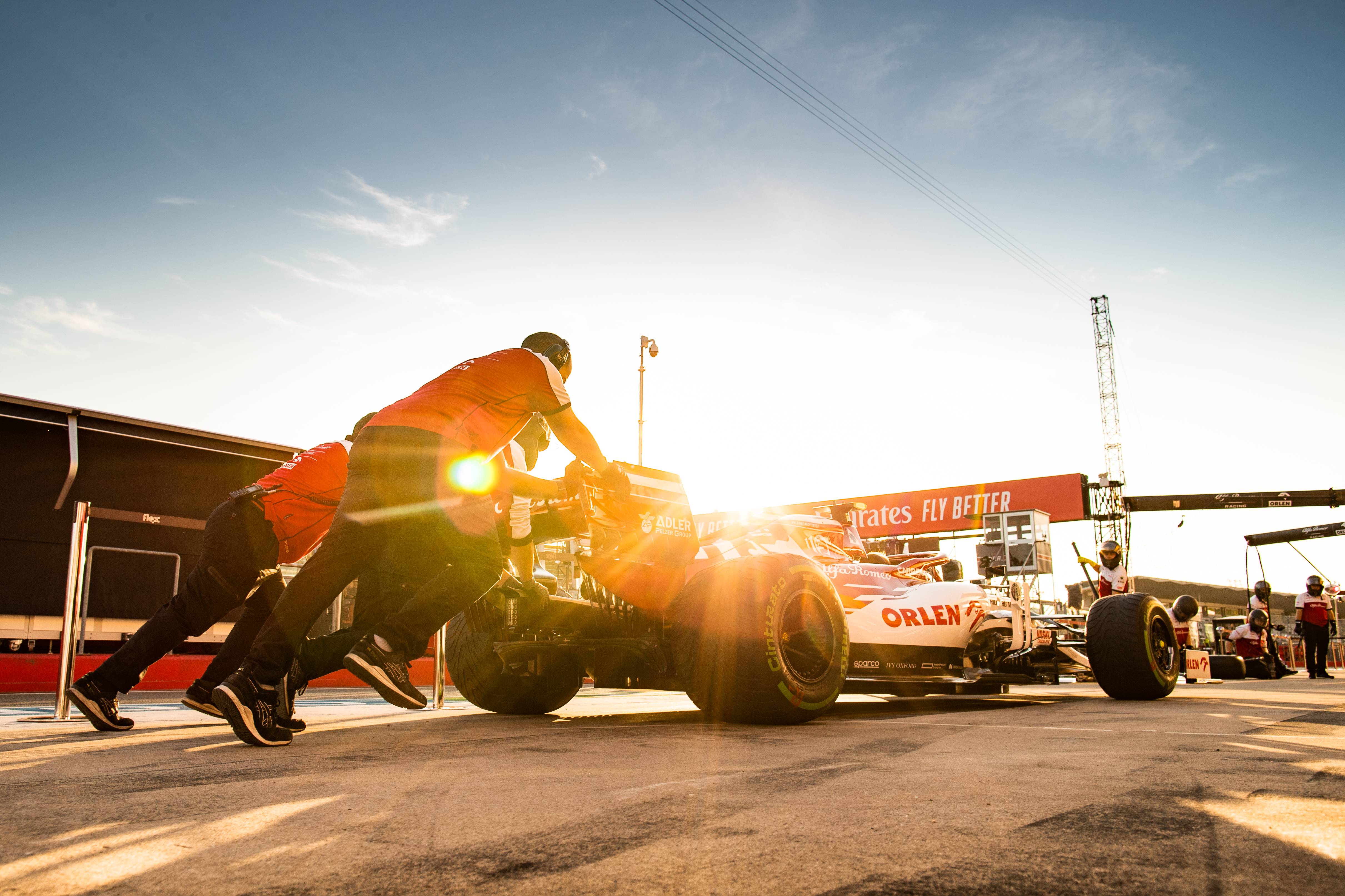 2020 Emilia Romagna GP - Alfa Romeo Pit Stop Practice [4842x3228] | Scrolller