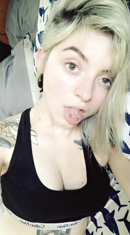 (20f) sharks 🦈 | Scrolller
