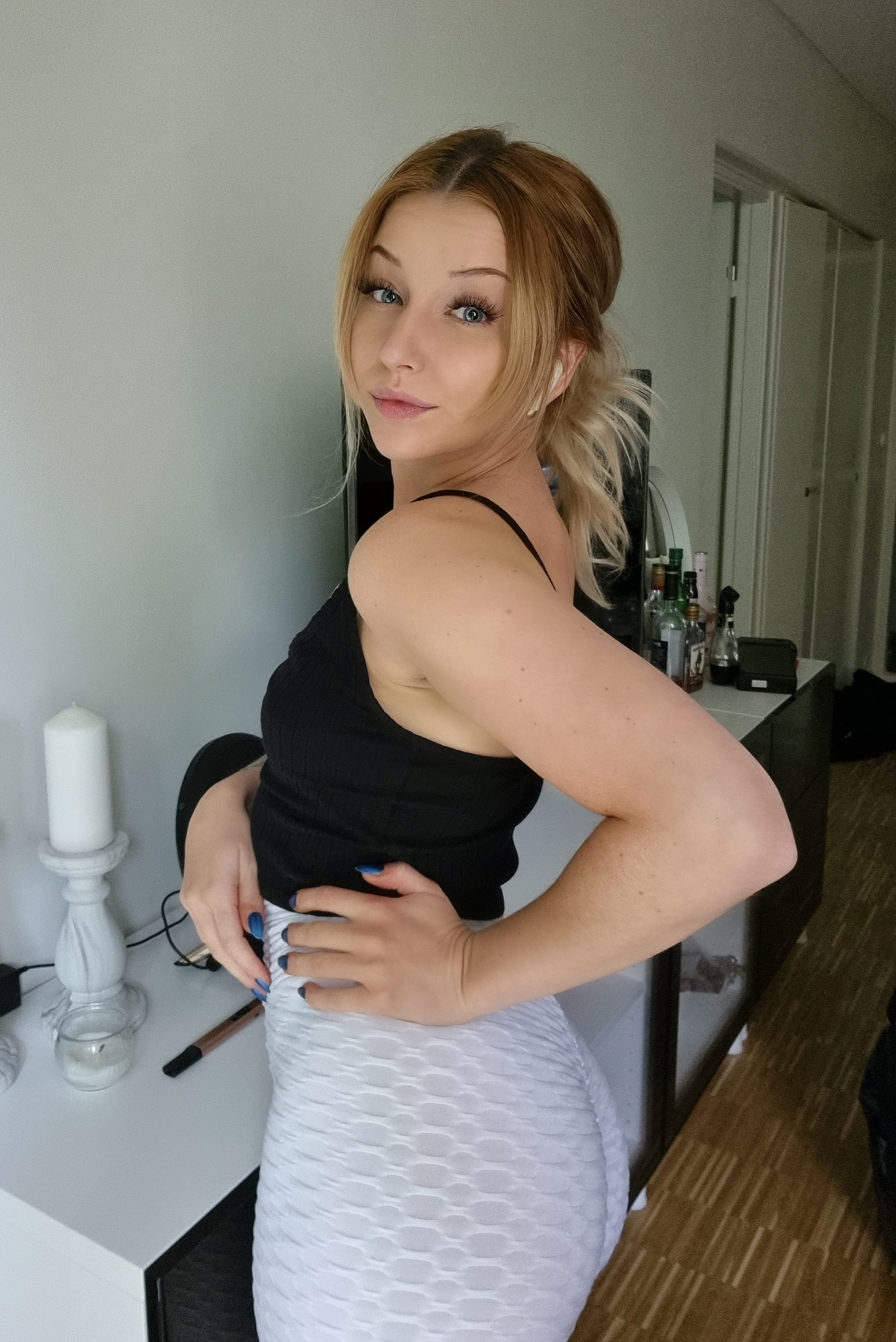 24 F 🥰 | Scrolller