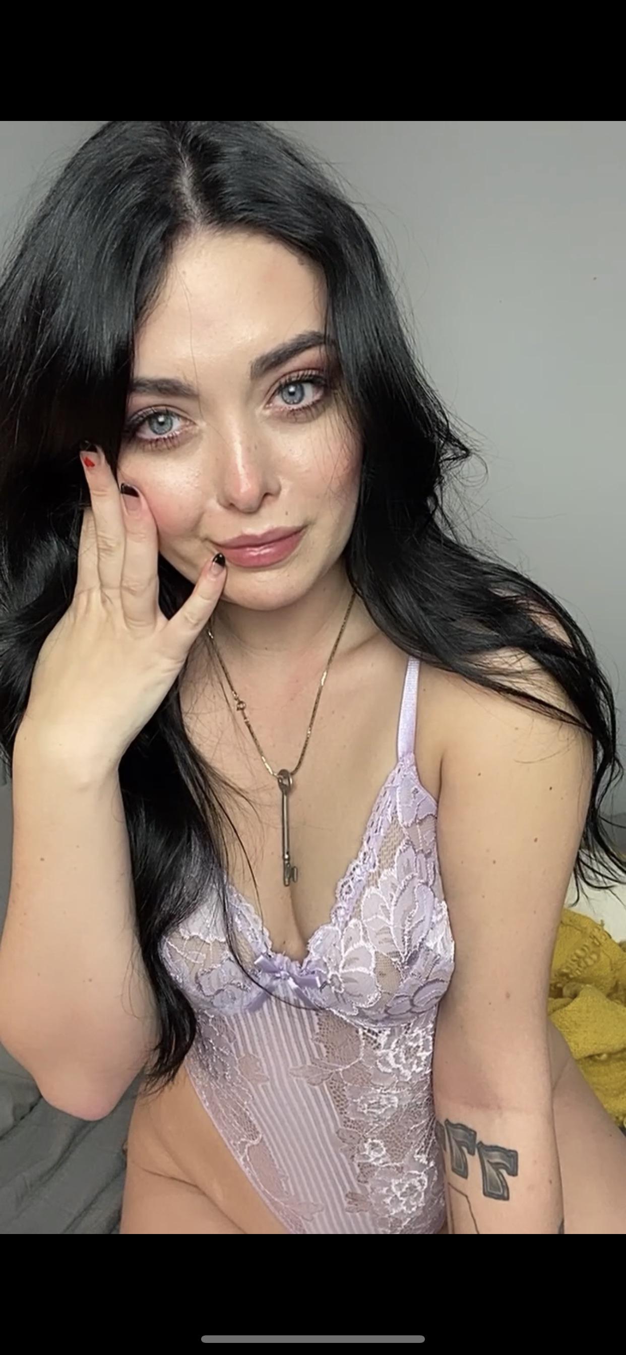 Awkward girl but freaky ghoul 👻 | Scrolller