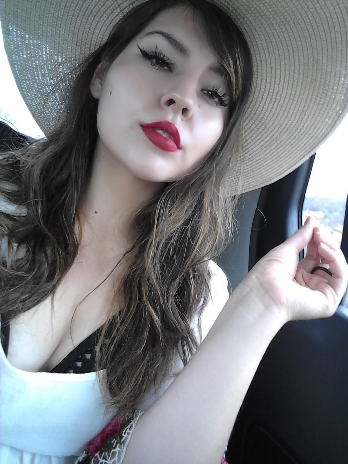 25 F Thick Latina from Mexico 🇲🇽 Am I hot? | Scrolller