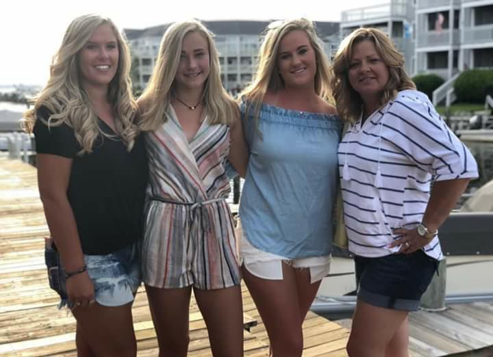 3 Daughters Mom On Right Scrolller