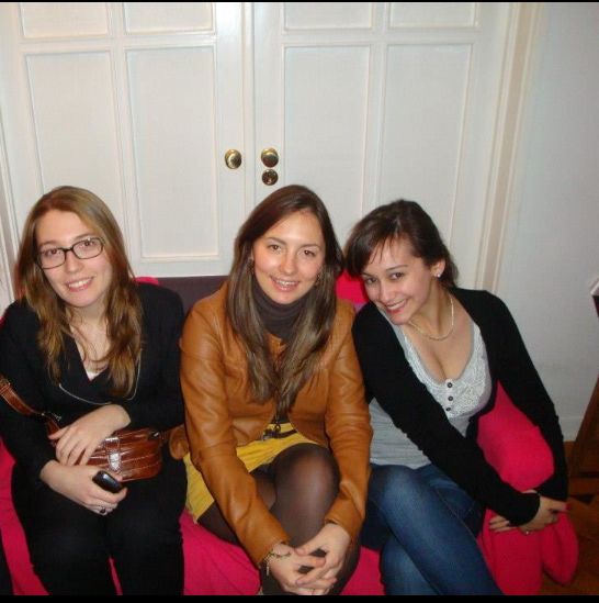 Just 3 normal girls on a sofa | Scrolller