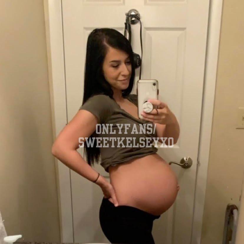 39 weeks with my last pregnancy 💕 how am I already half this big at 8 weeks!? | Scrolller