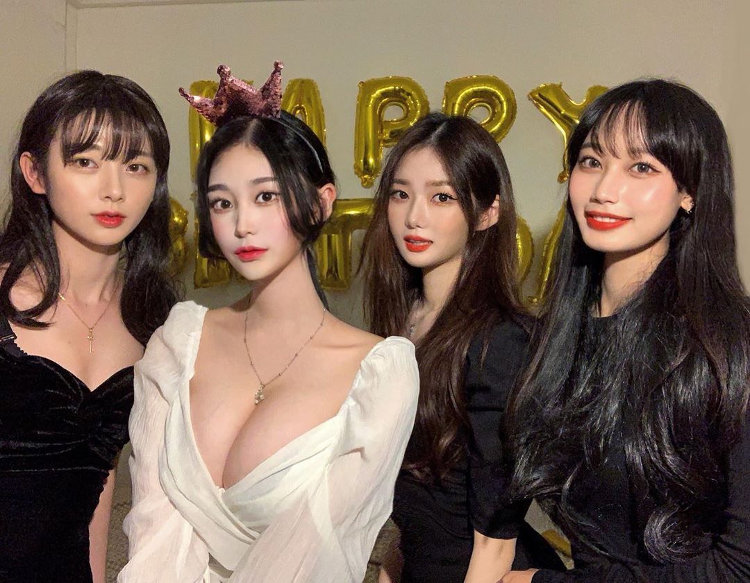 [4] Birthday babes | Scrolller