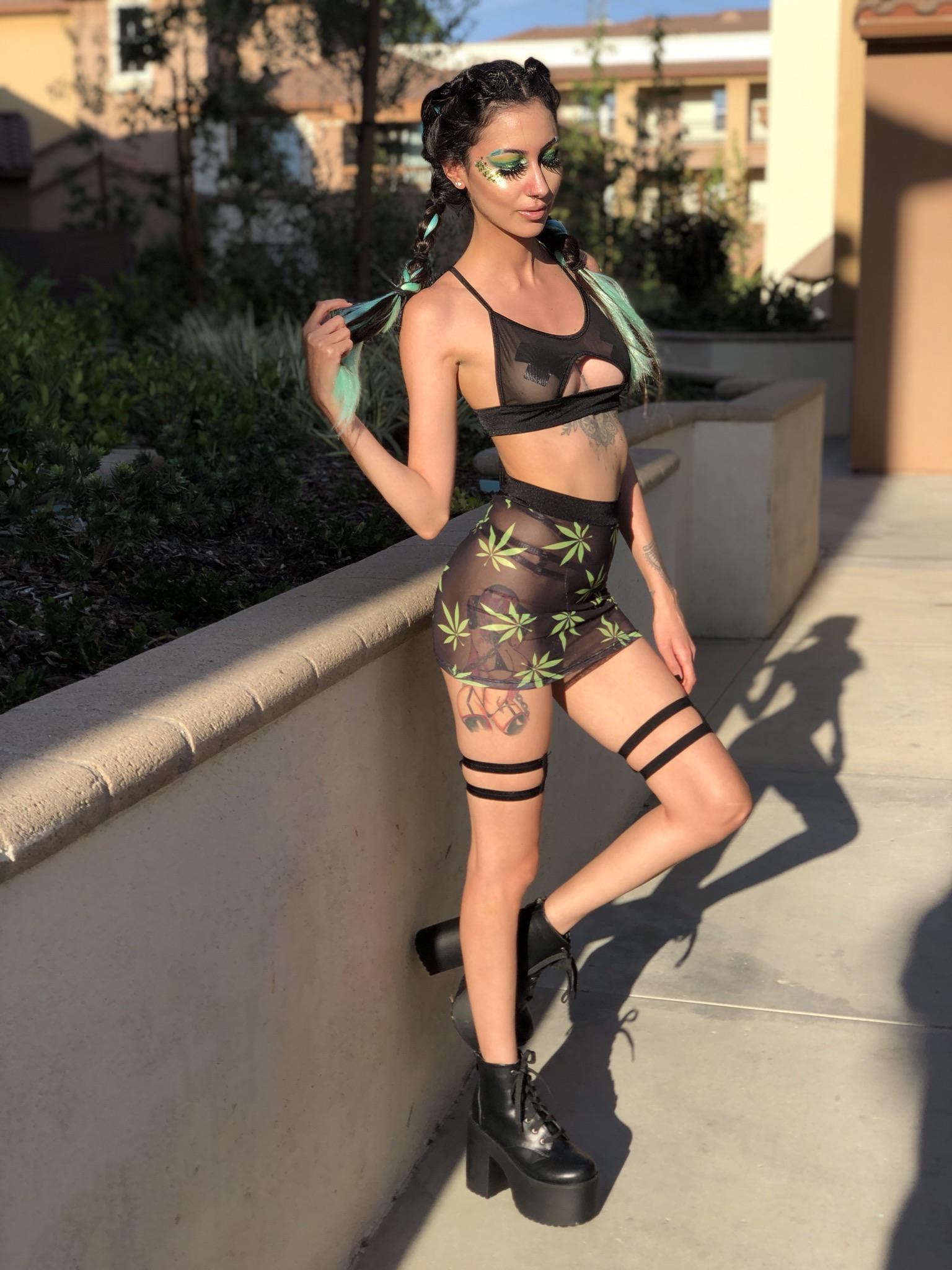 Stoner Babe 💚 | Scrolller