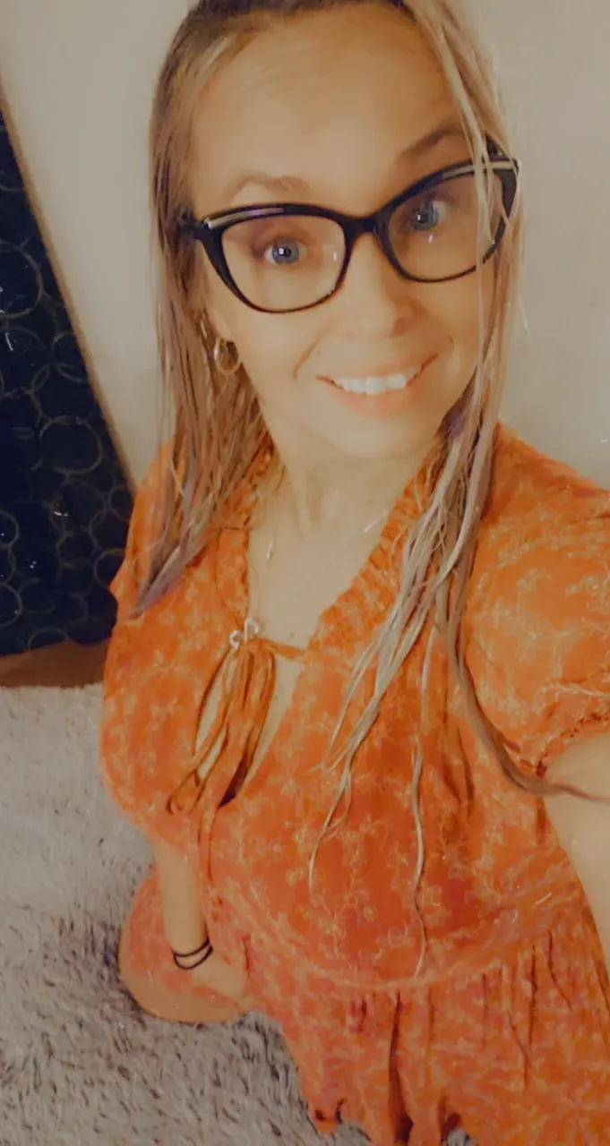 [44f] Straight Out The Shower Selfie Scrolller