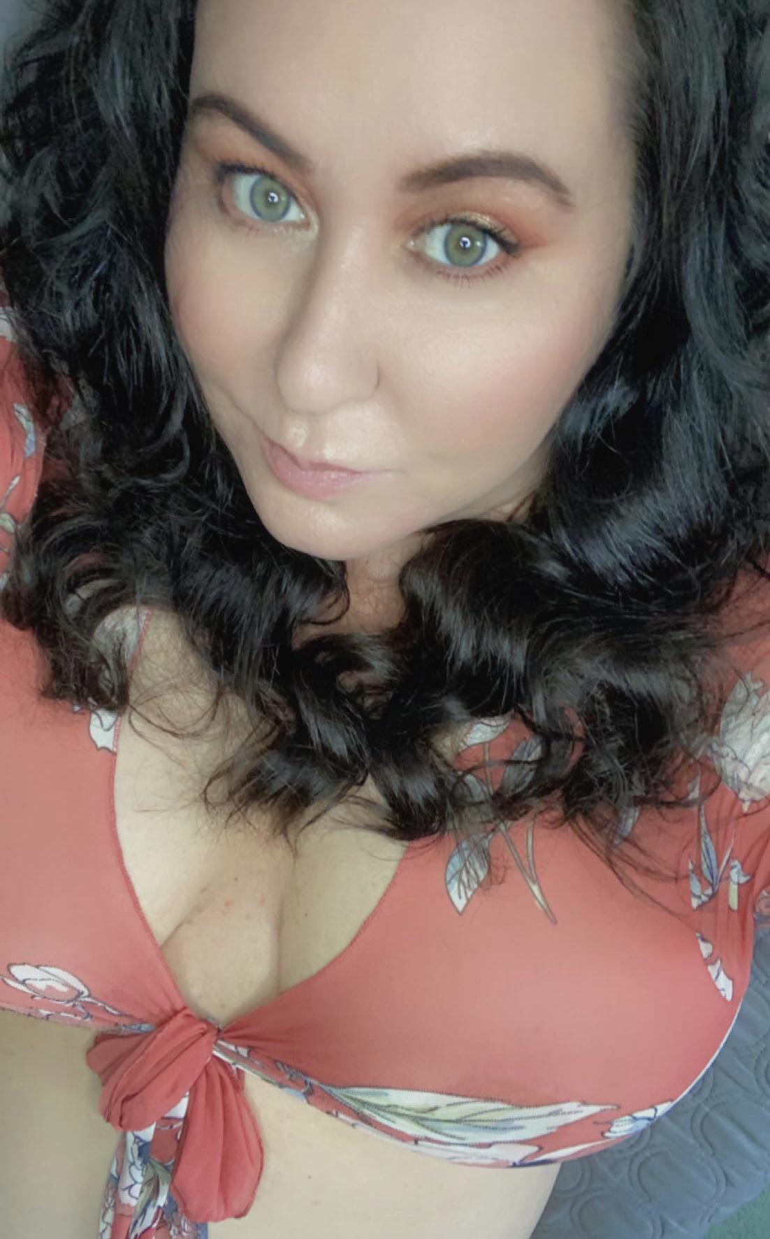 Do y’all like cougars 🐆? Giant tits and a round ass 🍑? My page is full of sexy pics and naughty ...