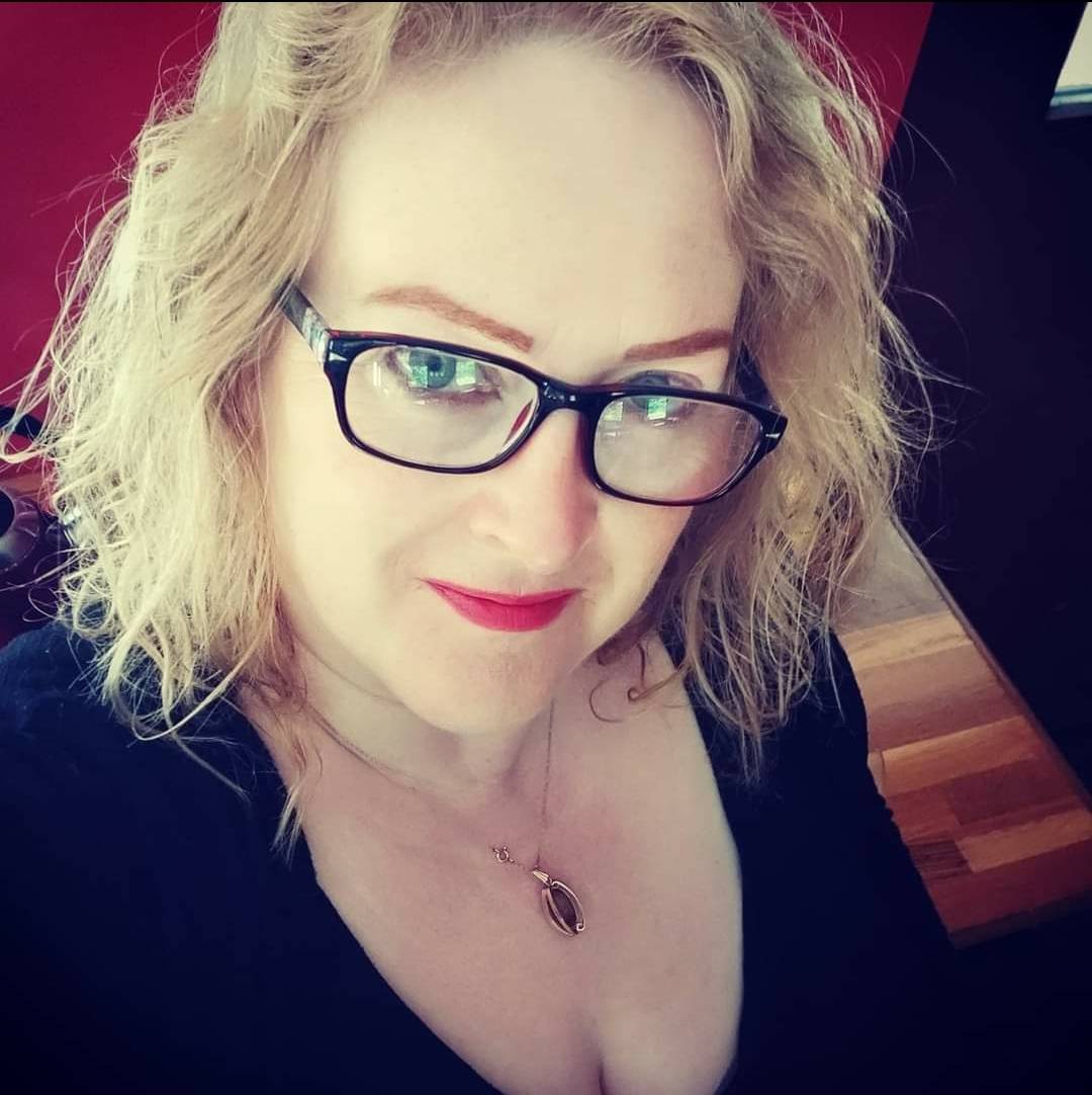50 Y O Mom At Work Scrolller