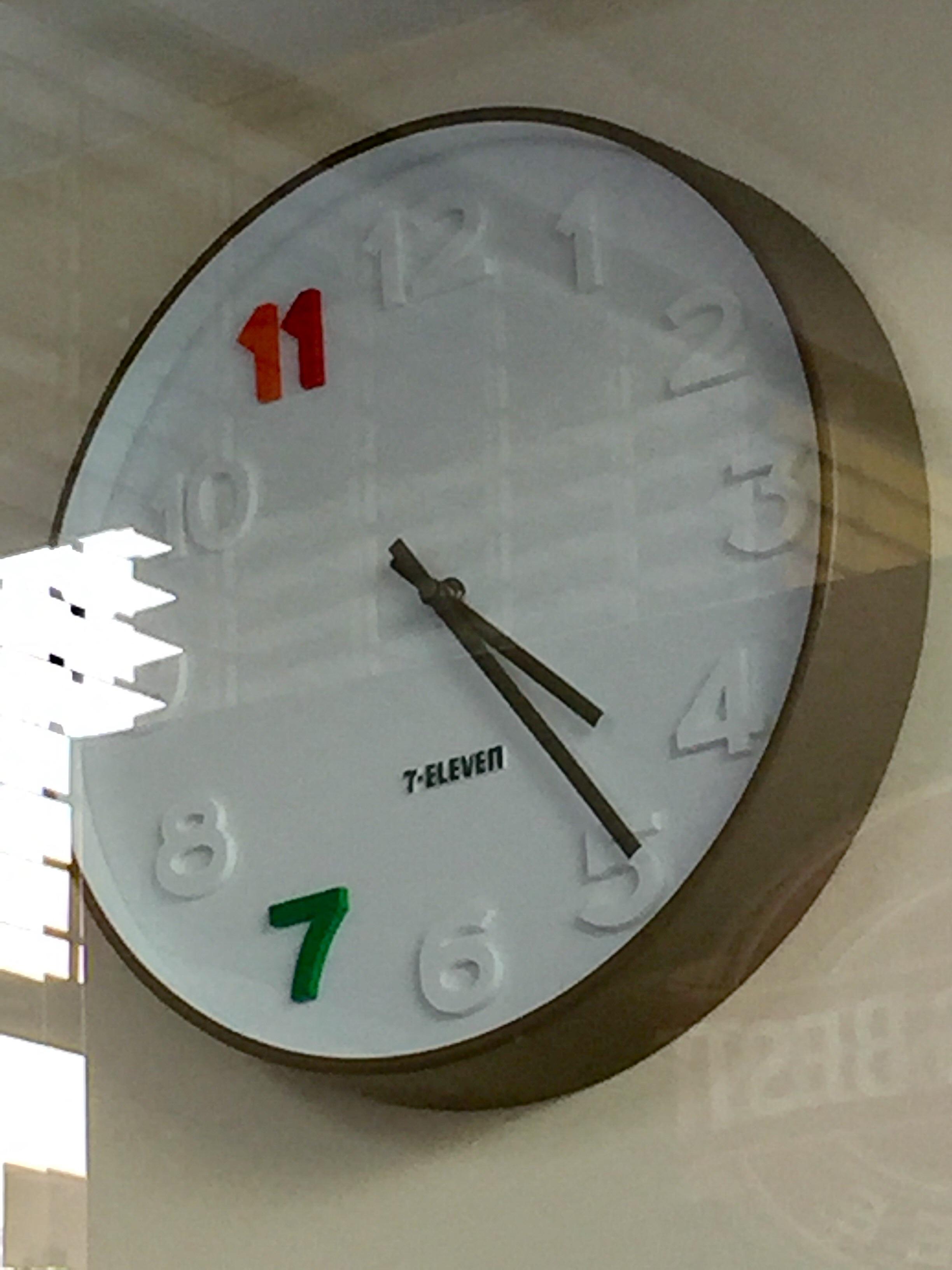 7/11's wall clocks | Scrolller