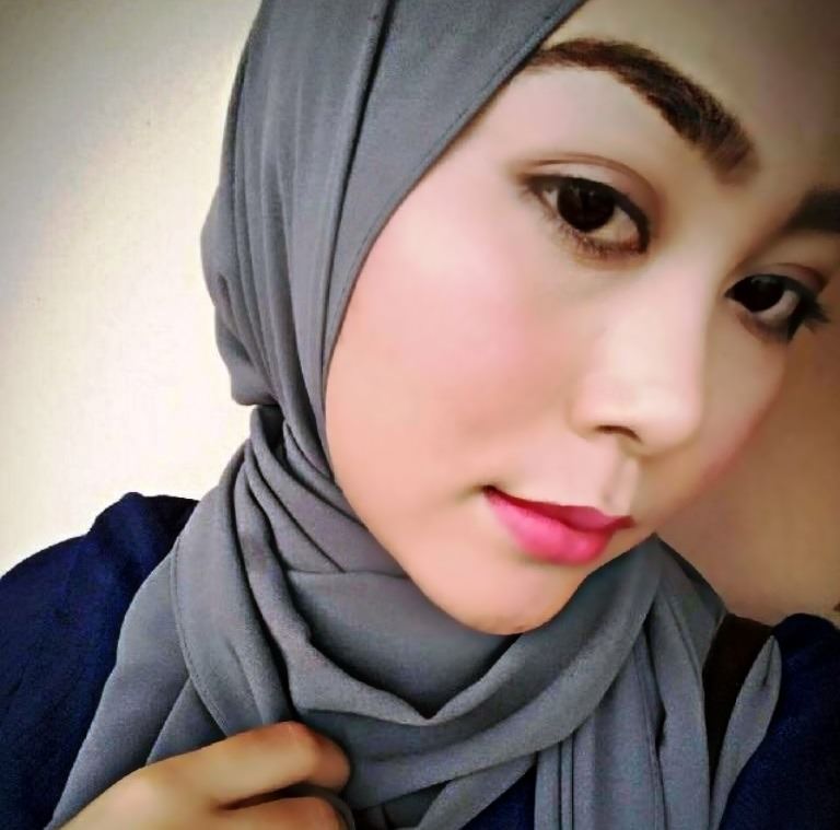 A bit shy | Scrolller