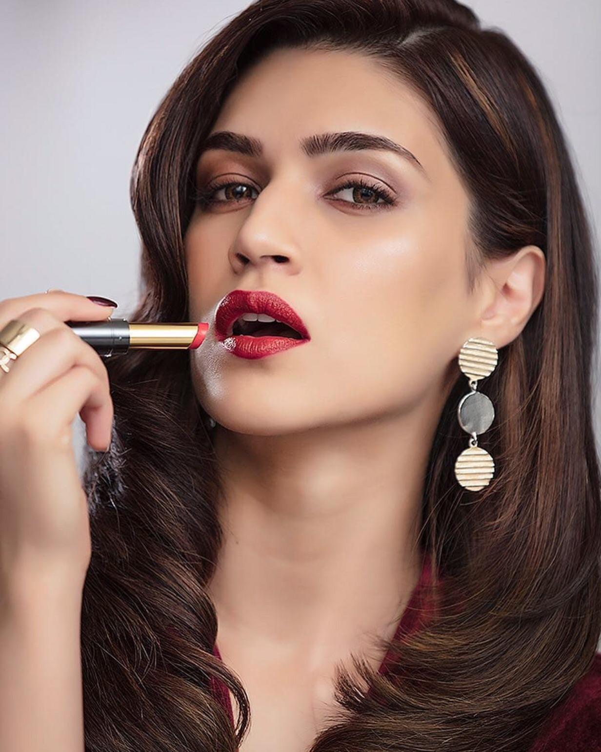 A bj from those busty lips would be amazing | Scrolller