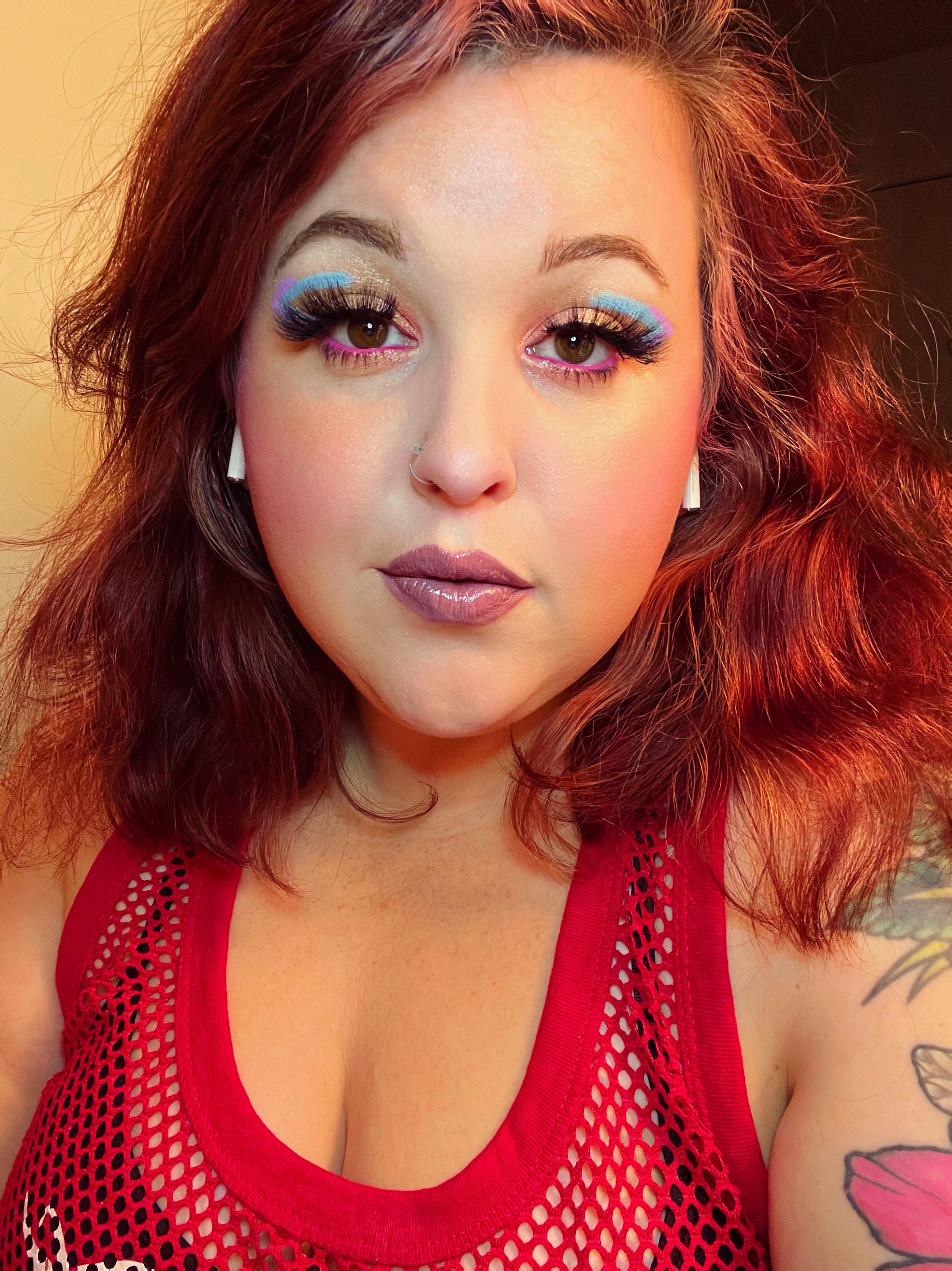 A lil neon moment 💗 (30f) | Scrolller