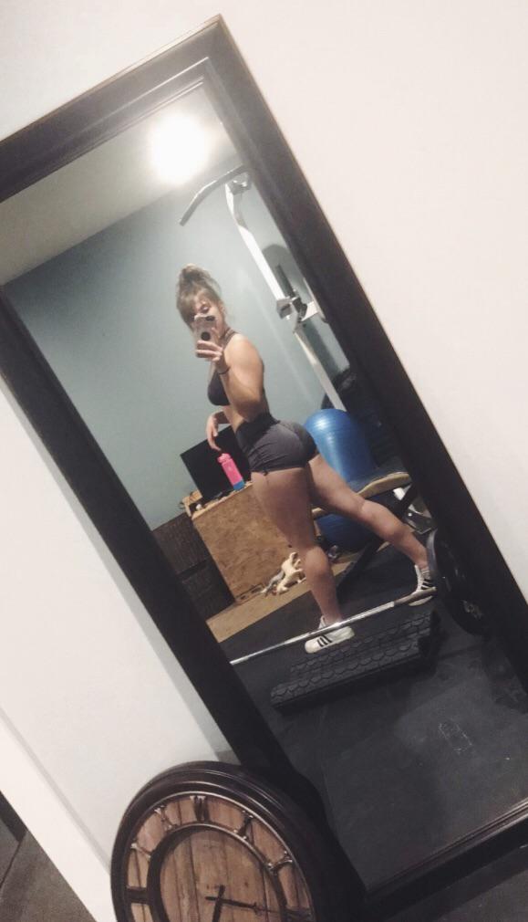 A little mid workout pose | Scrolller