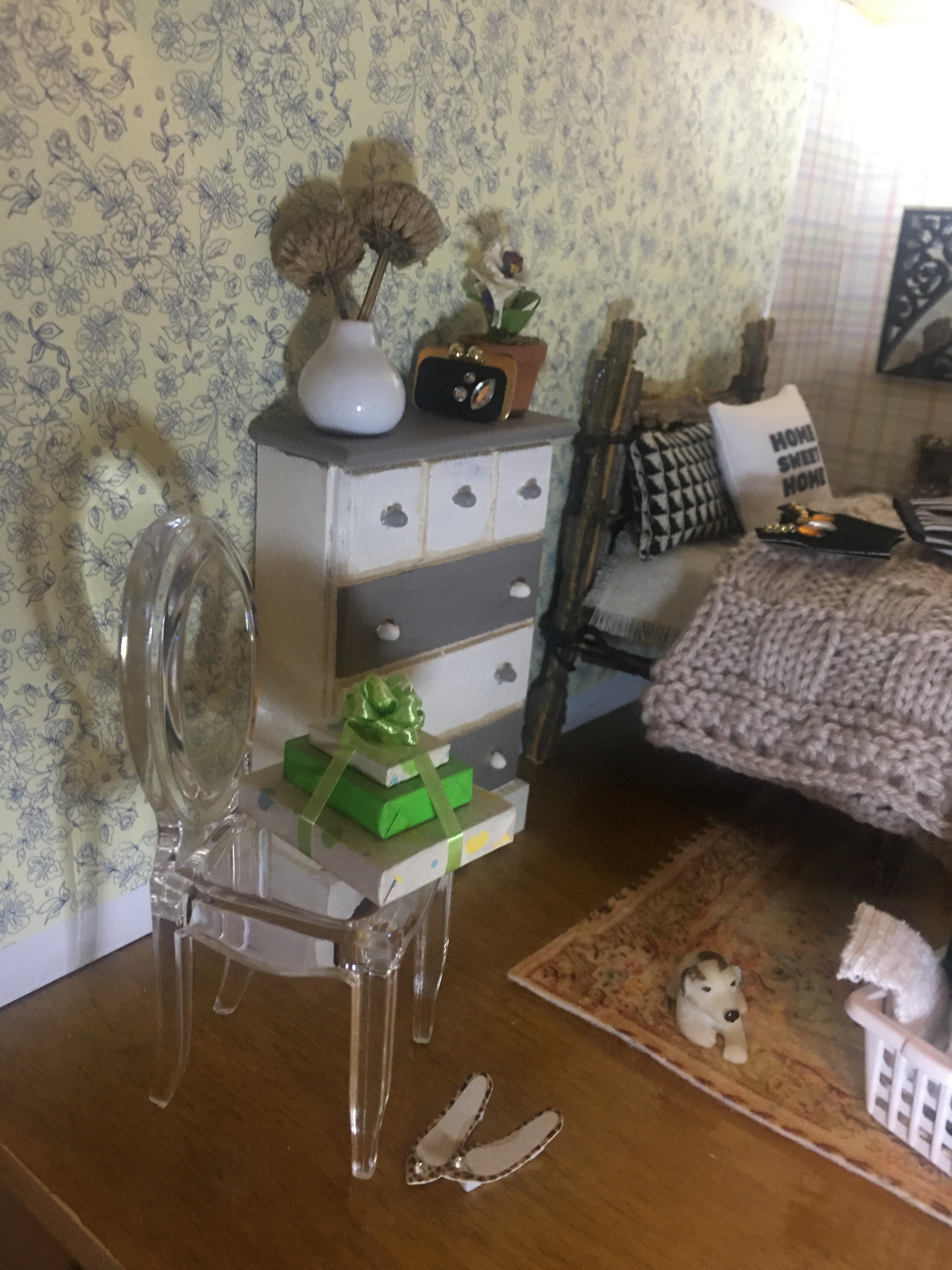 A peek into the cozy bedroom of my dollhouse. | Scrolller