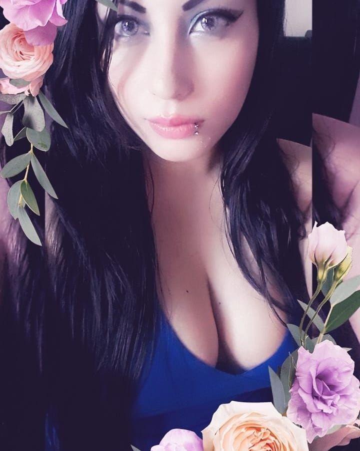 A single milf I met online during lockdown. Love to jerk off over her gorgeous tits. | Scrolller