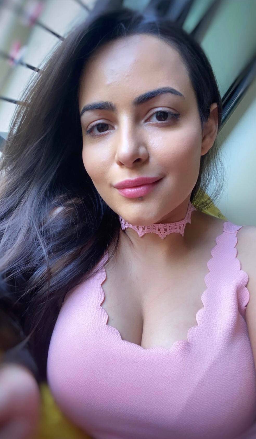 Aanchal Munjal flaunting her cleavage 😍 | Scrolller