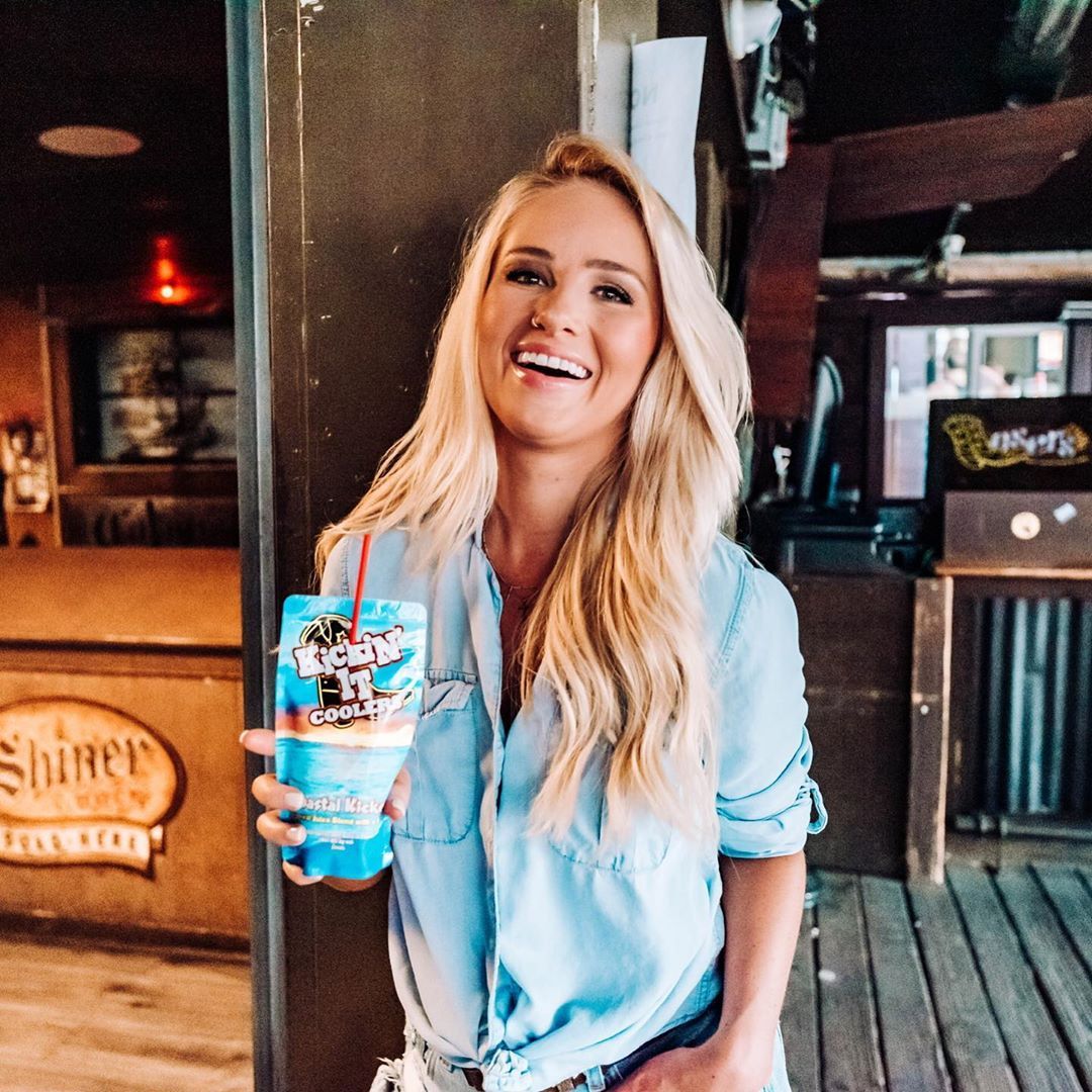 Absolutely adore her smile...she looks so happy here! ☺ | Scrolller