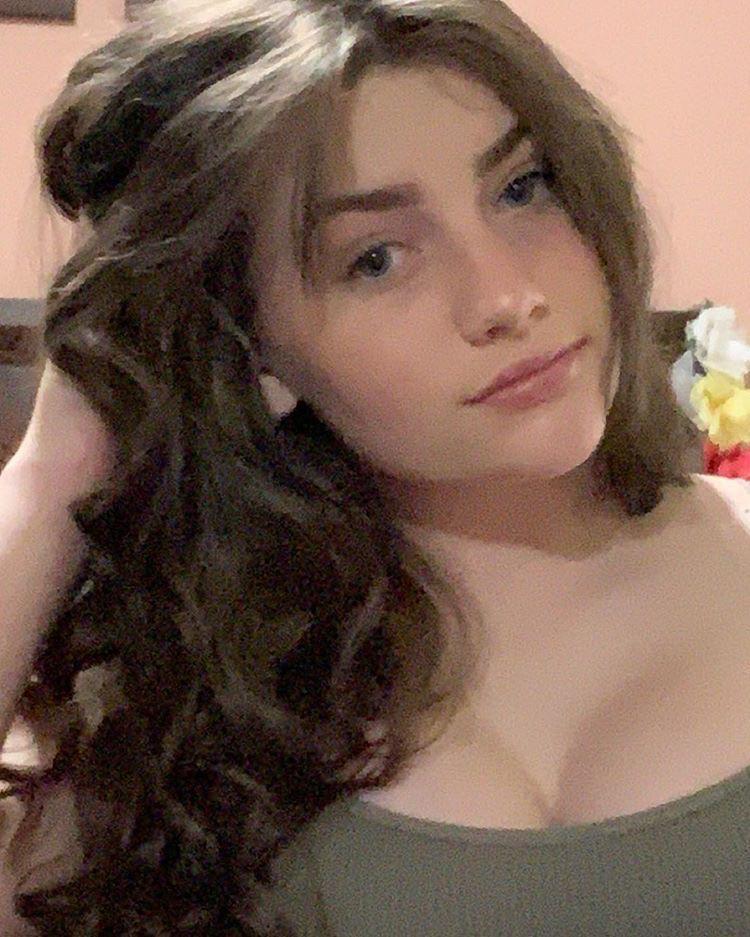 Adele Cash | Scrolller