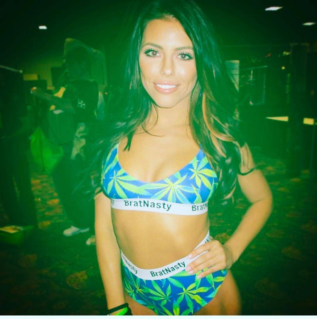 Adriana Chechik | Scrolller