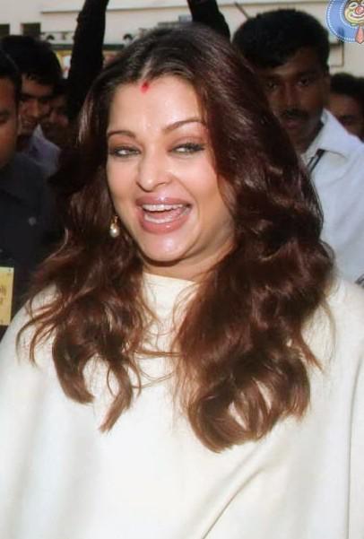 Aish laughing at the size of her husband's dong | Scrolller