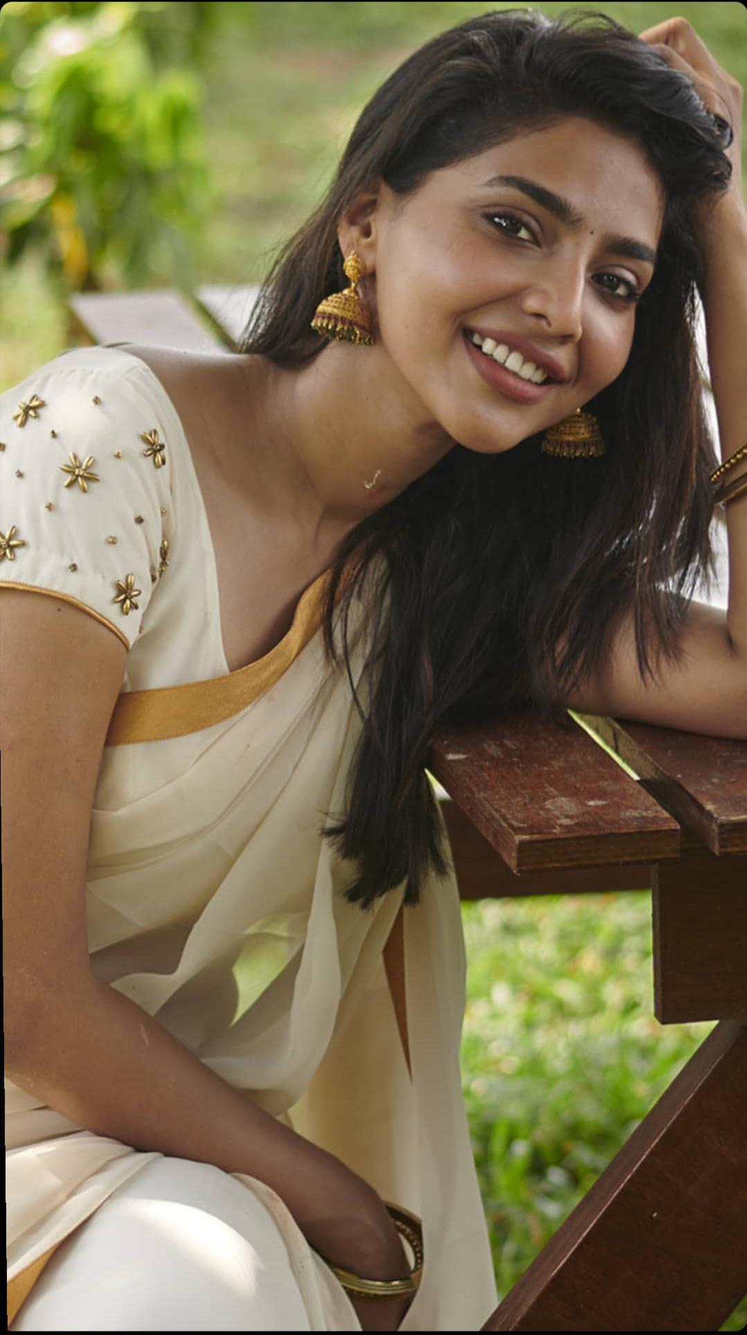 Aishwarya Lakshmi | Scrolller