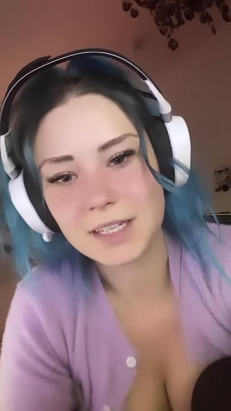 Akkcess mit geilem Ausschnitt | Scrolller