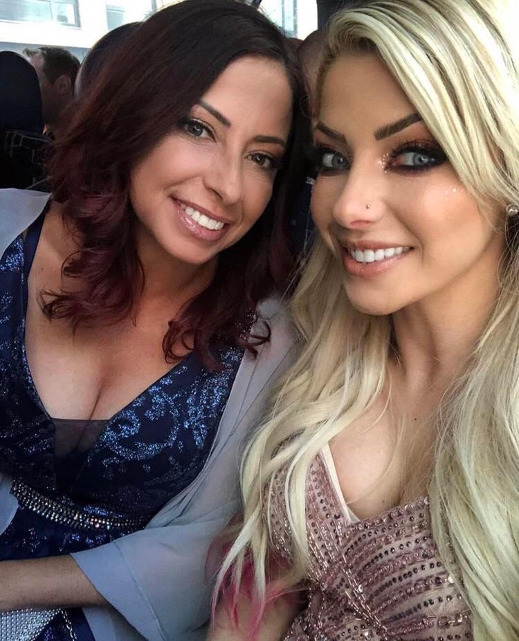 Alexa with her mum | Scrolller