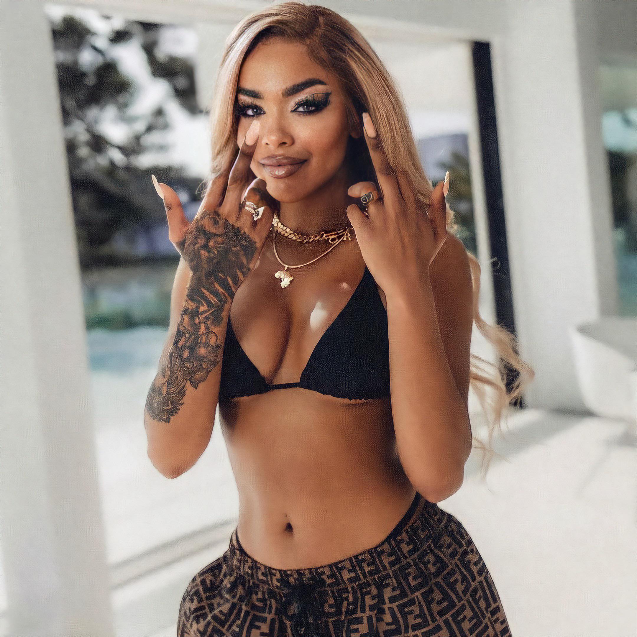 Alicia Awa | Scrolller