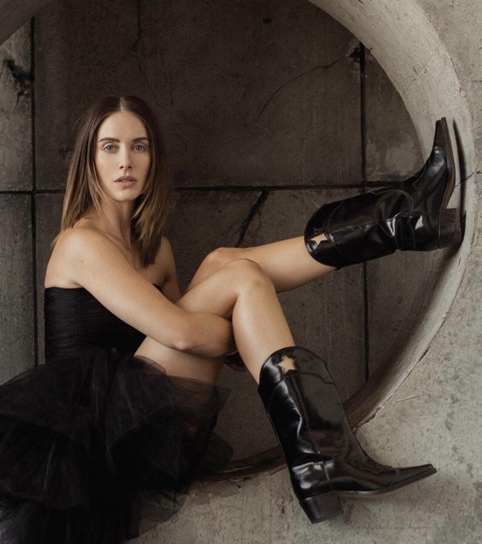 Alison Brie | Scrolller