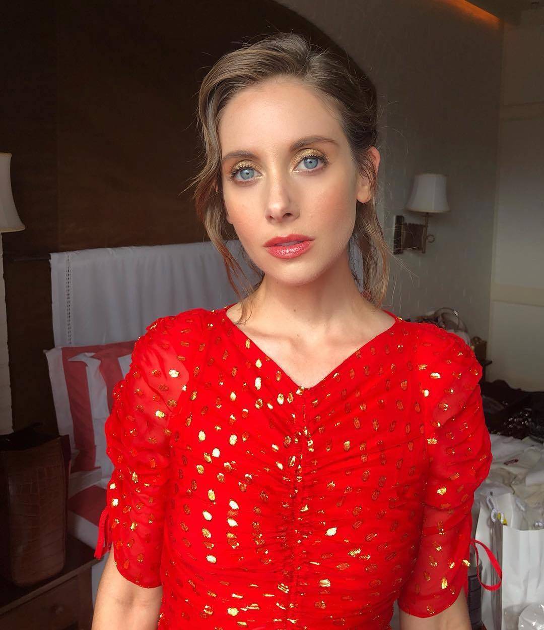 Alison Brie Scrolller
