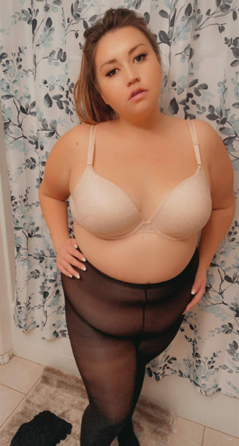 Chubby girl in panty hose 🙊 | Scrolller