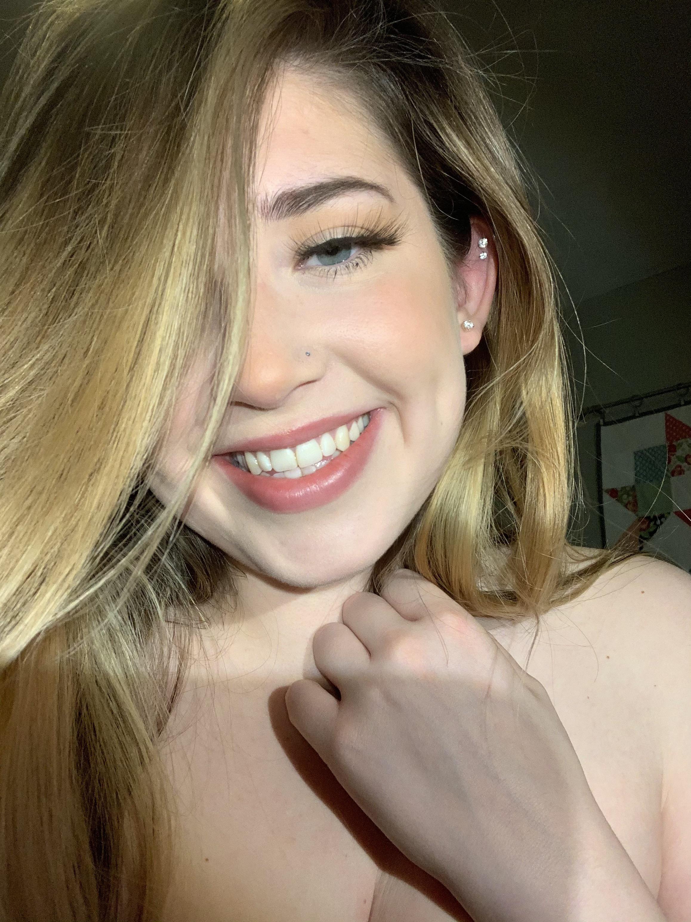 [F] All Smiles 😊 | Scrolller