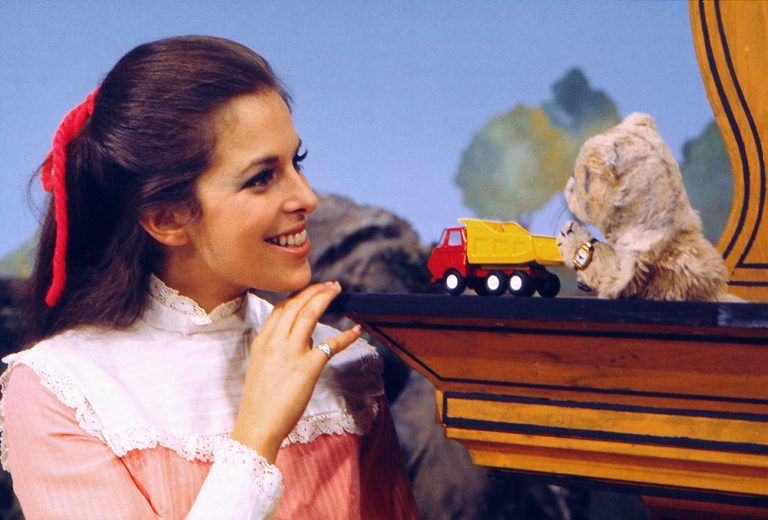 Always thought Betty Aberlin of Mr Rogers Neighborhood was kinda cute. Betty is on the left ...